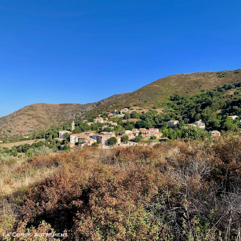 Le Monte Gozzi surplombant Ajaccio : Randonnée en Corse